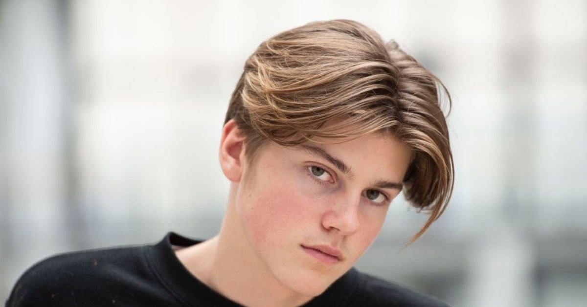 Top Best Middle Part Hairstyles for Men: Trendy Styles in 2025 - Snip Groom